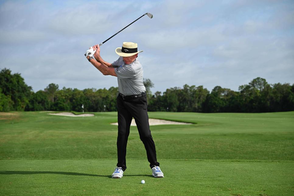 Kết hợp tay và thân để backswing mượt mà