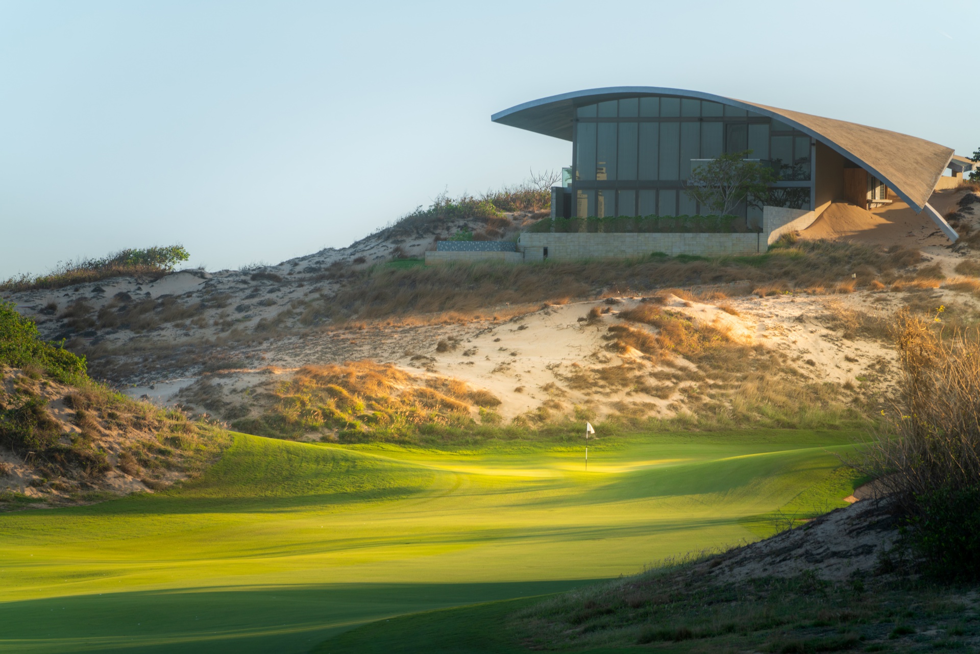 Hole of the Month: The Bluffs Grand Hồ Tràm Strip #8